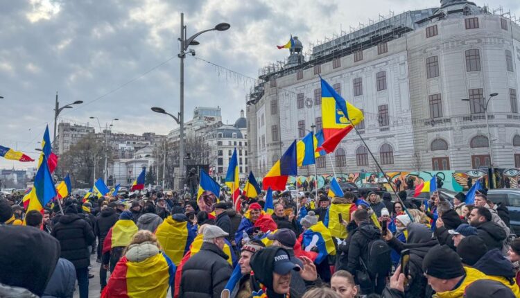 Migliaia di persone protestano in Romania contro il 'colpo di stato' a ...